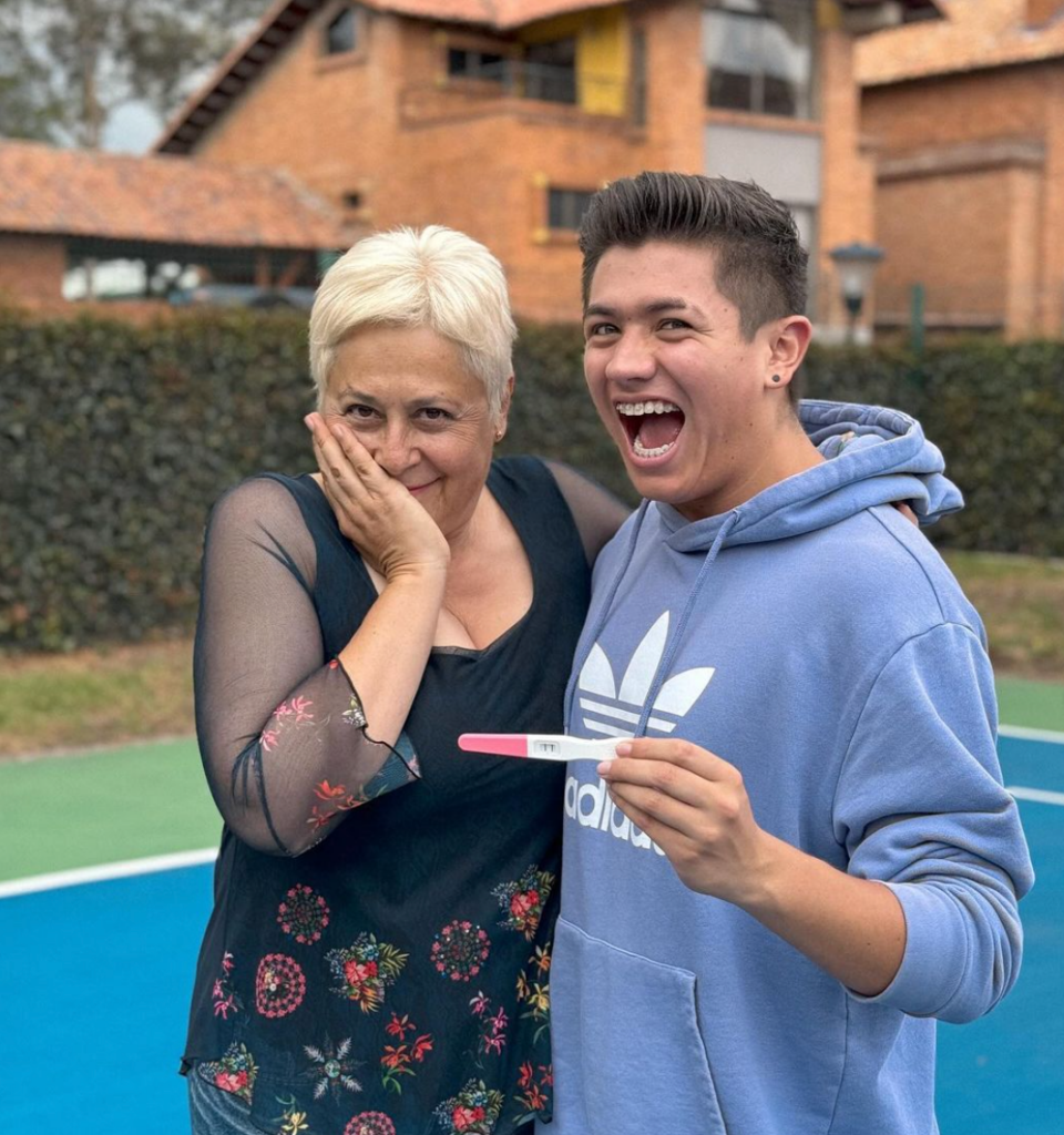 Má 55 rokov a je tehotná s 24-ročným mužom. Hovoria: „Náš malý zázrak ...